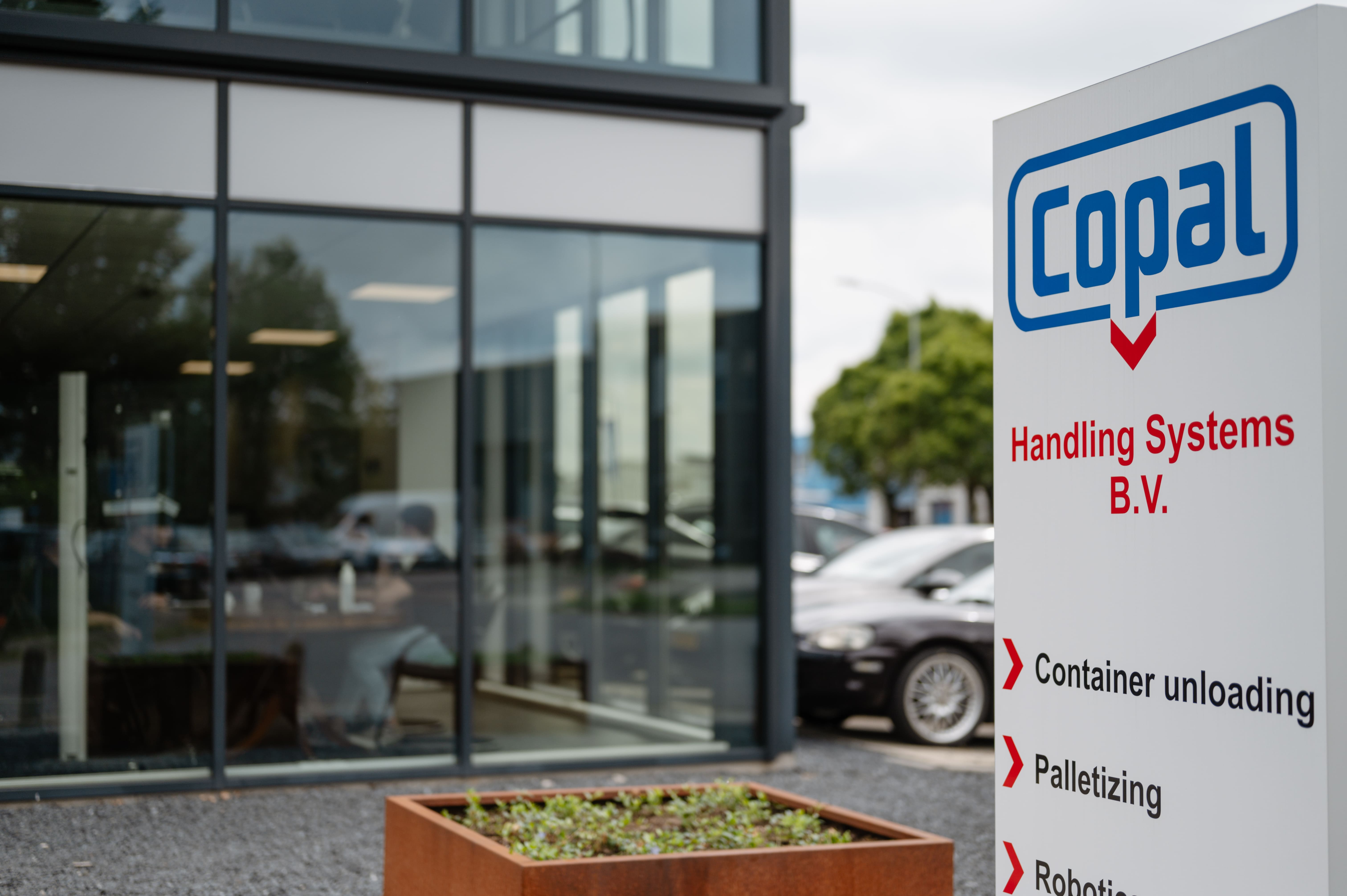 Automatic unloading & palletizing goods from containers | Copal